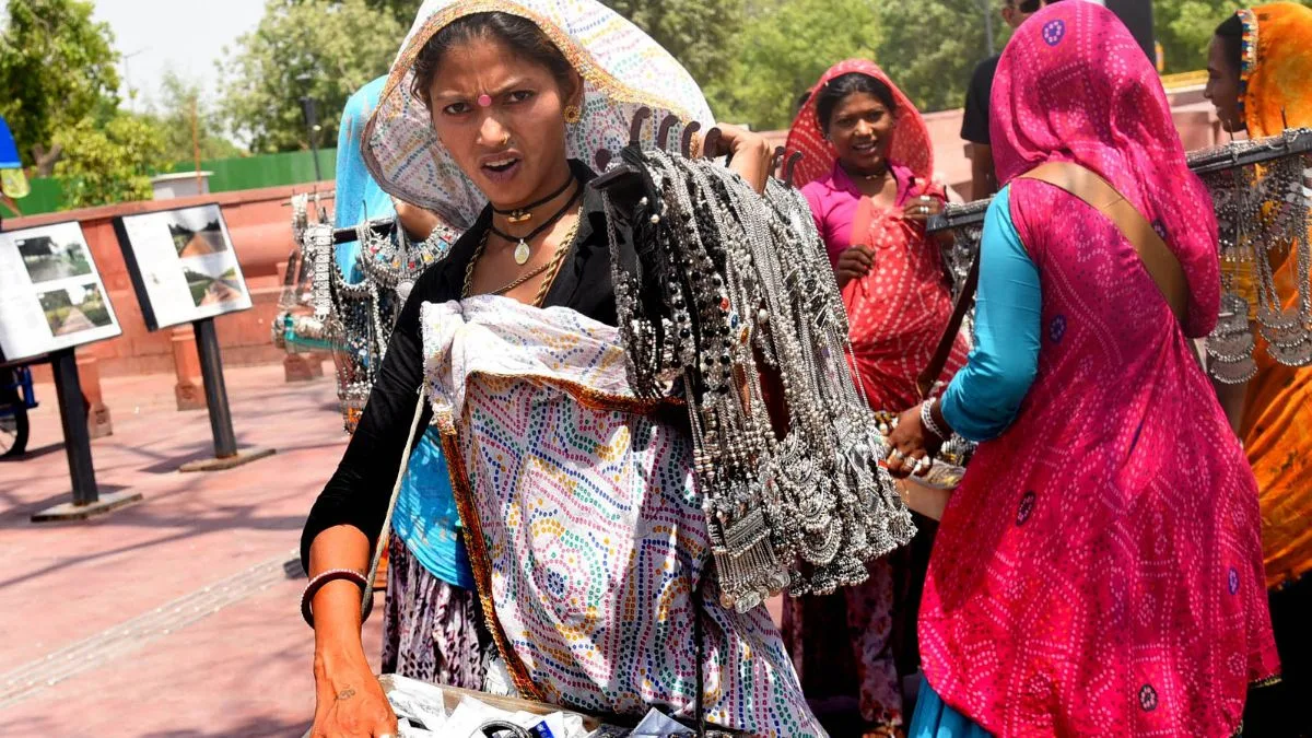 Intense heat grips Delhi; temperatures cross 40°C, heat spell to continue