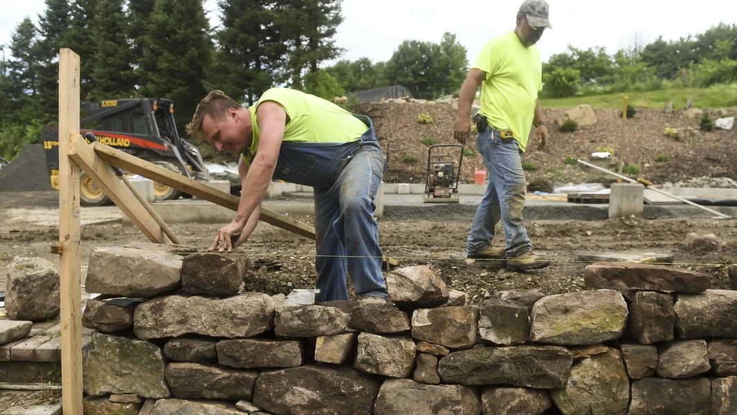 Retaining wall tips for beauty and strength