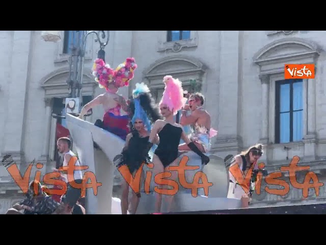 Un enorme copricapo di fiori fucsia per Priscilla - La regina del ...