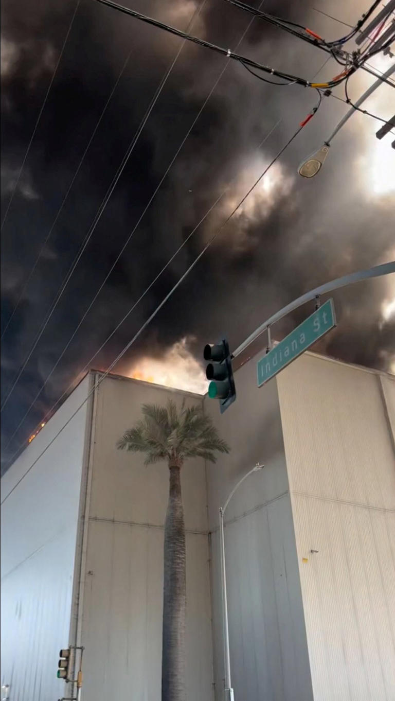 Fire department issues urgent warning as choking smoke from massive LA ...