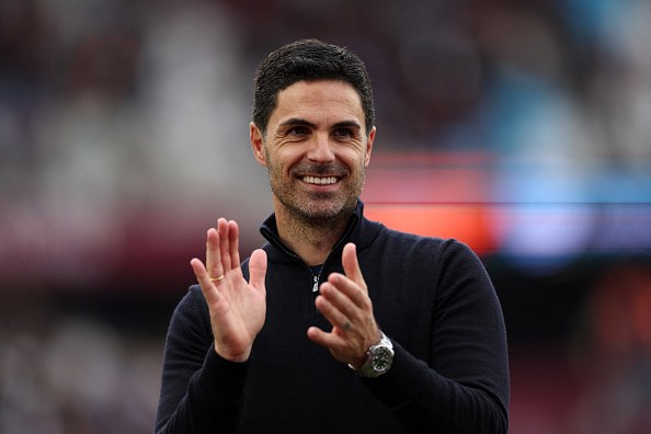 Arsenal enter race to sign £50m midfielder after Man Utd approach