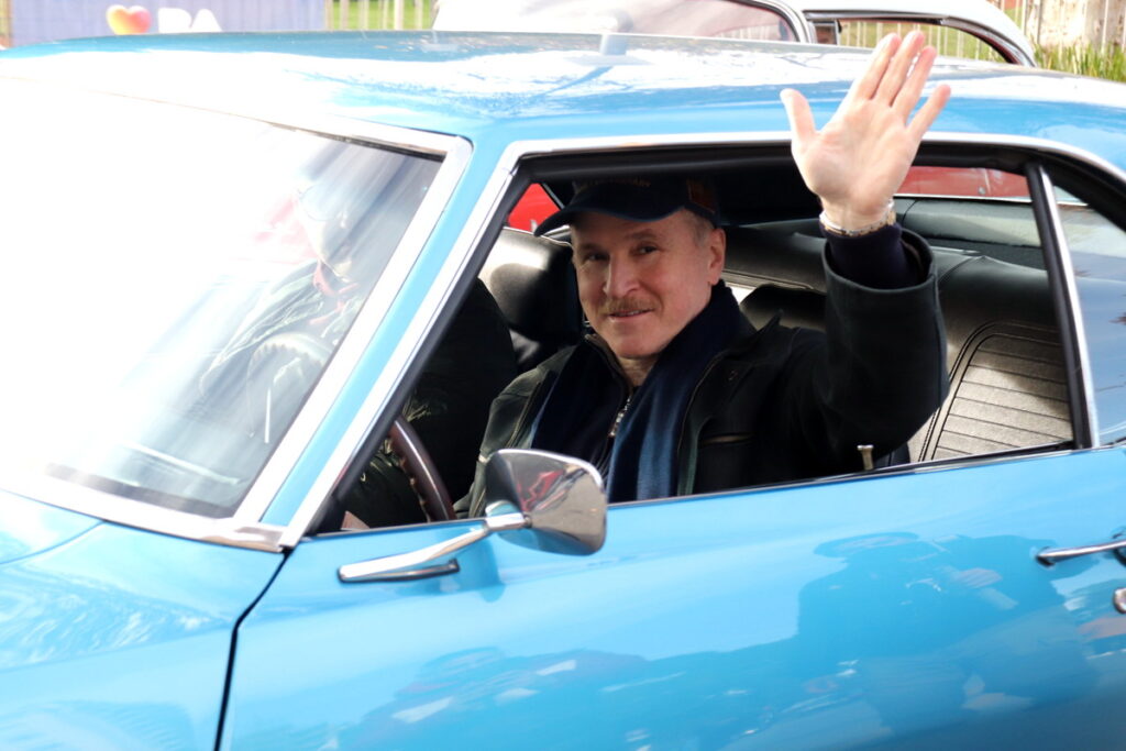 El embajador Peter Lamelas encabezó una caravana de autos antiguos como ...