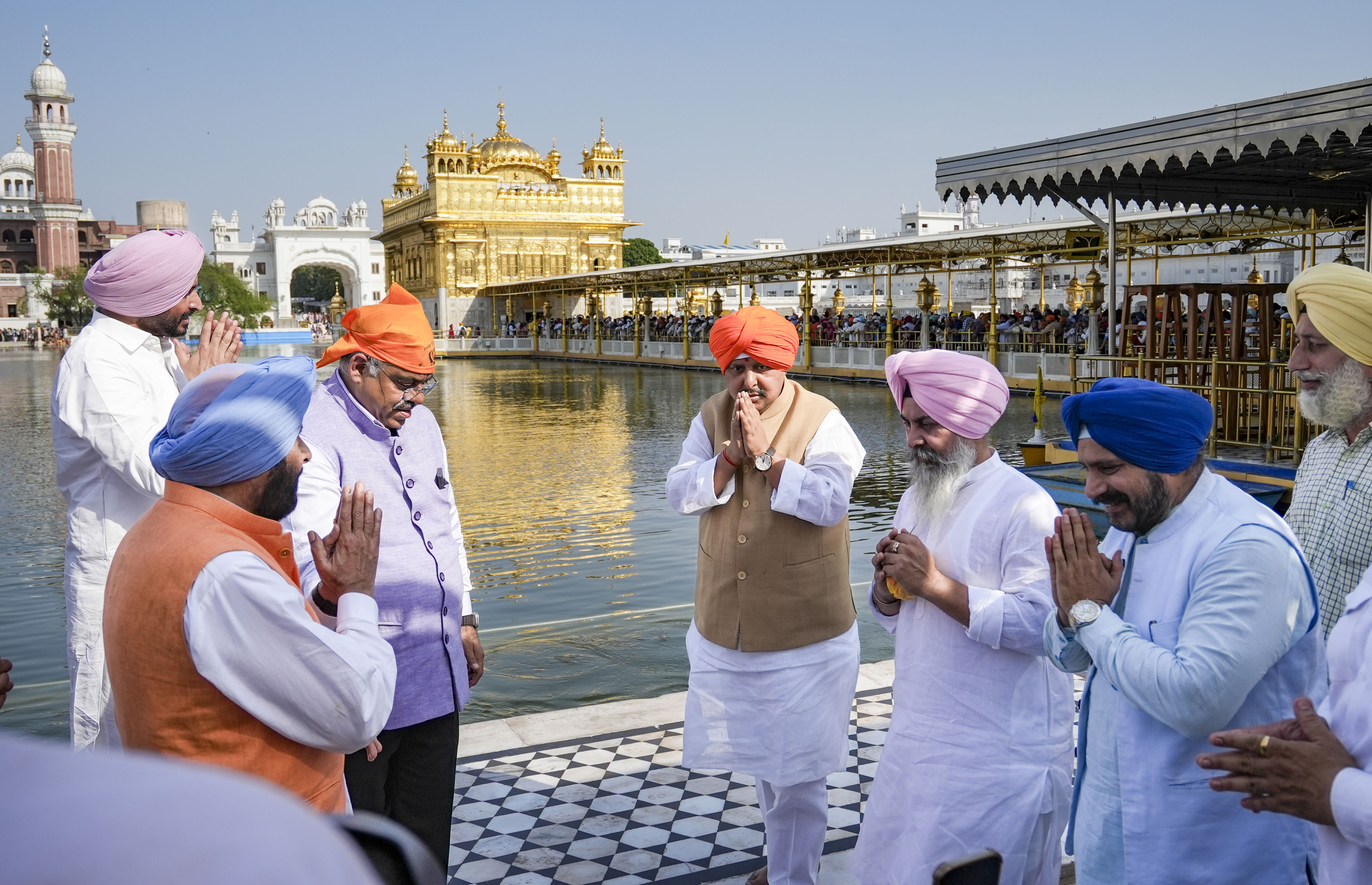 BJP chief begins Punjab visit, offers prayers at Golden Temple, visits ...