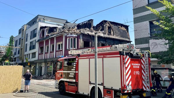 Brandruine nach Feuer in Bochumer Tedi-Filiale: Einsatzkräfte reißen ...