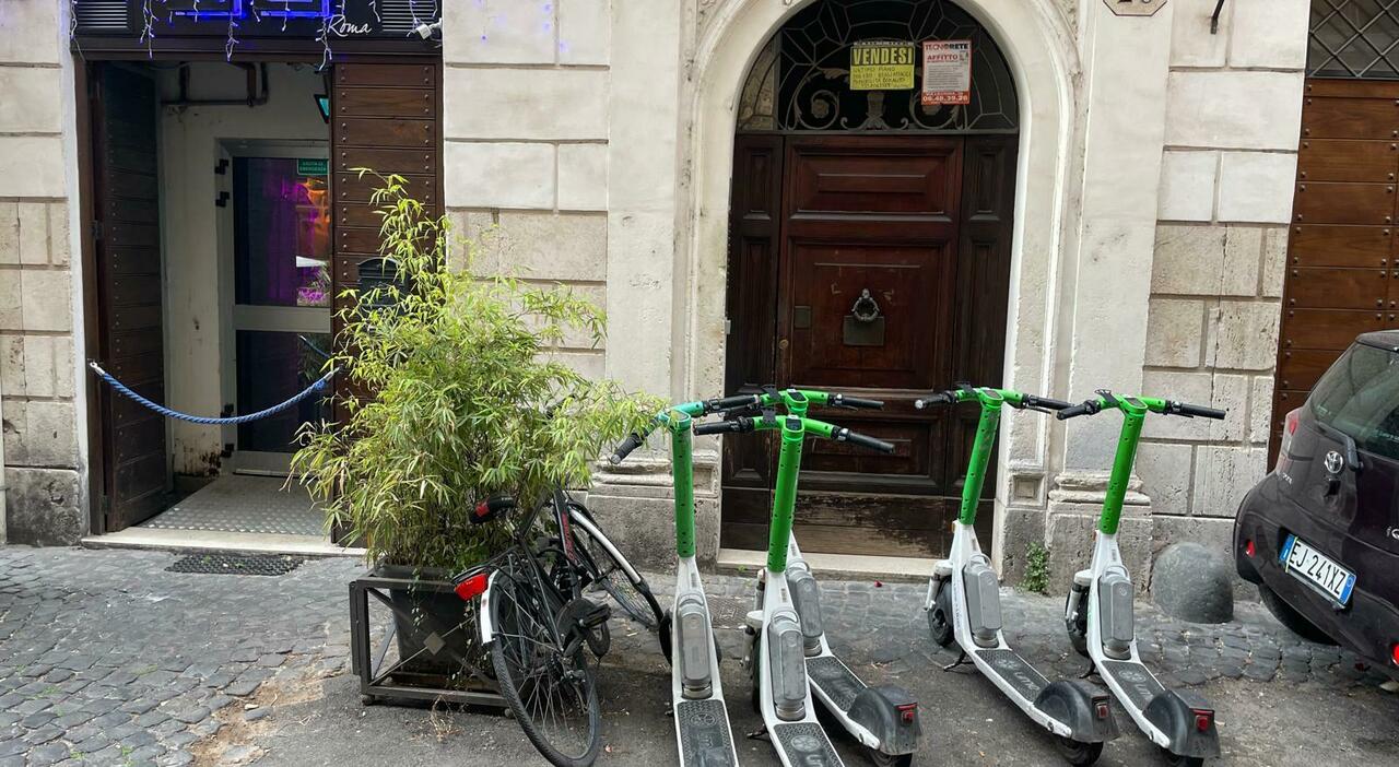 Rione Monti ostaggio dei monopattini: «Così ci viene impedito persino ...