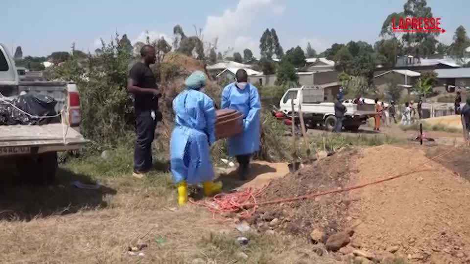 Ebola, funerale di una bambina di 6 mesi in Congo