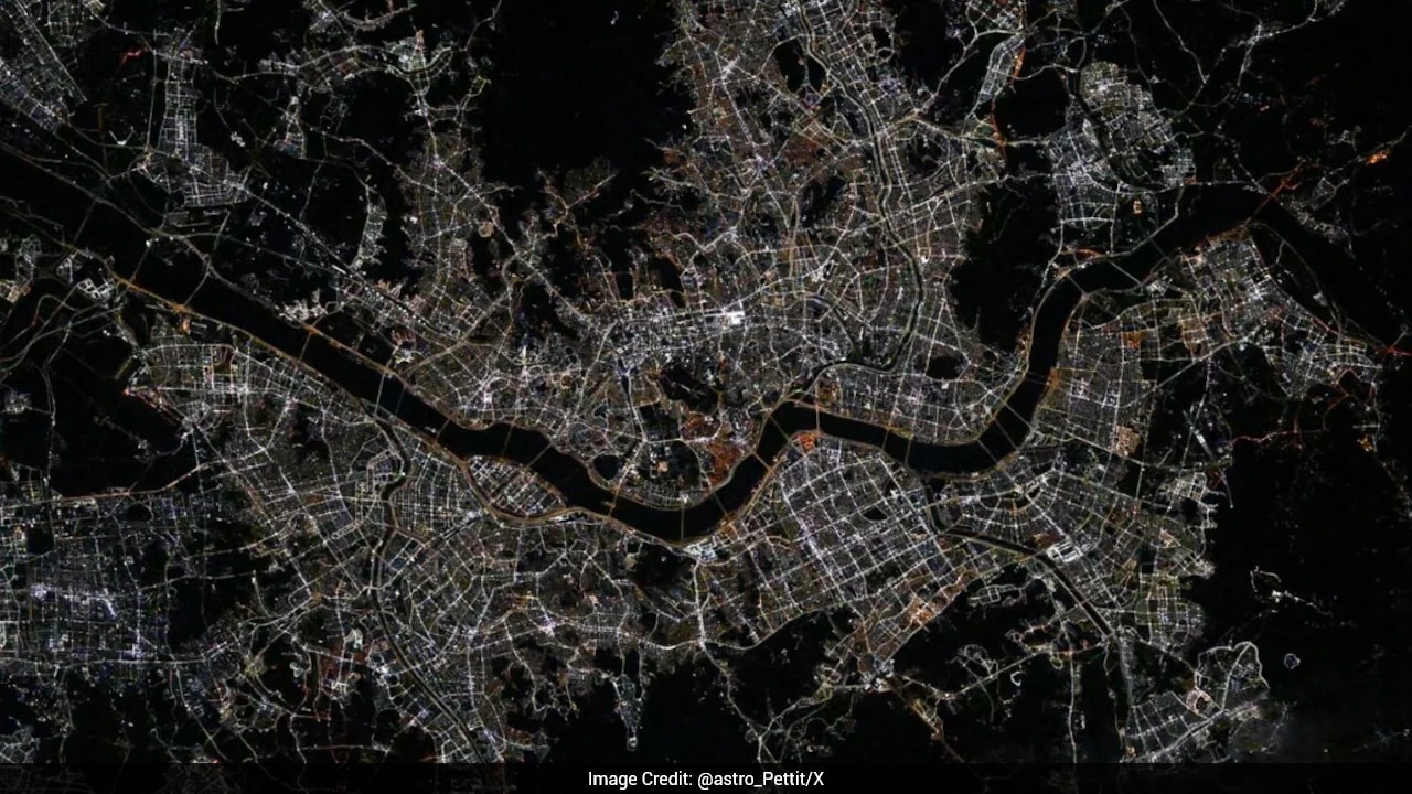 NASA astronaut shares breathtaking view of a city glowing in the dark ...