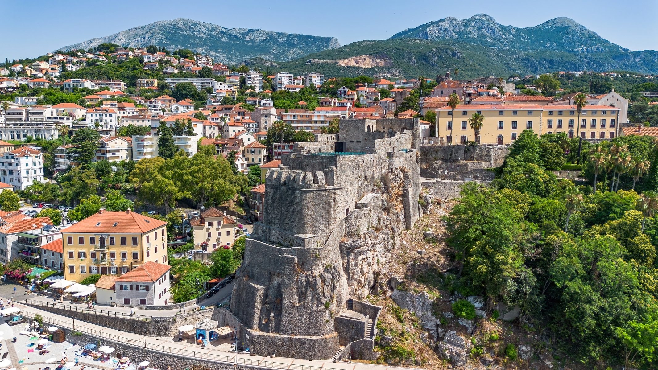 Herceg Novi to miasto-twierdza na krańcu zatoki. Zachwyca wyjątkowym ...