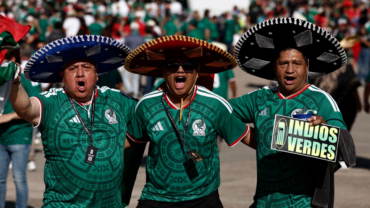 Are they beating us? Scottish fan surrenders to the wild Mexican crowd ...
