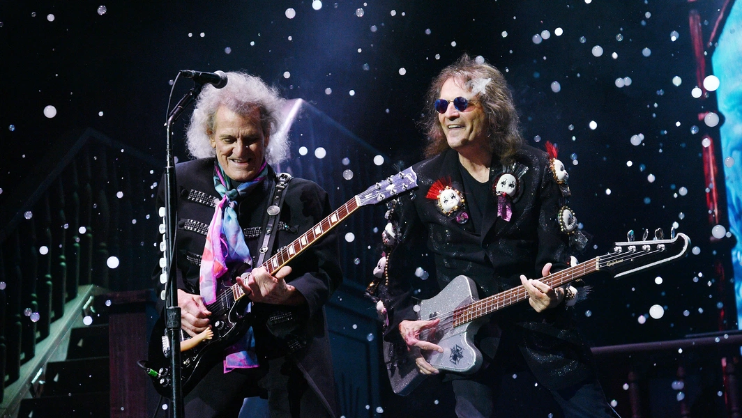 15 bands that maintained original lineups for decades