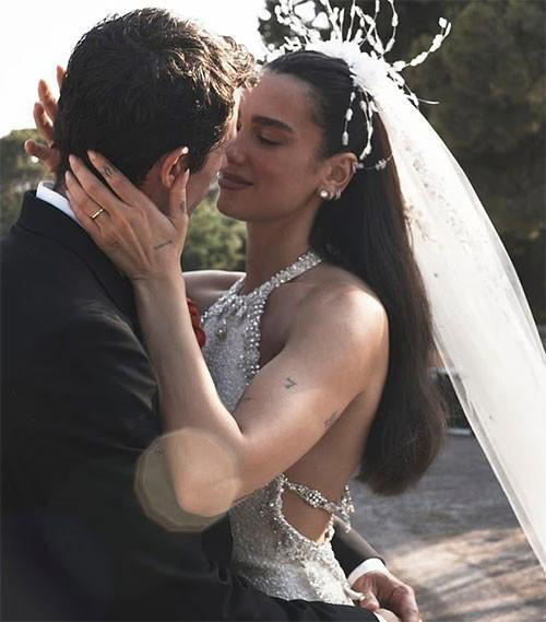 Dua Lipa milyonluk düğünde bu gelinliği giymiş