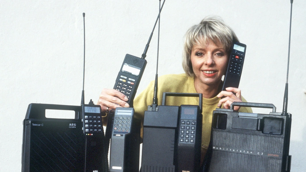 6 iconic mobile phones from the 1980s and 1990s