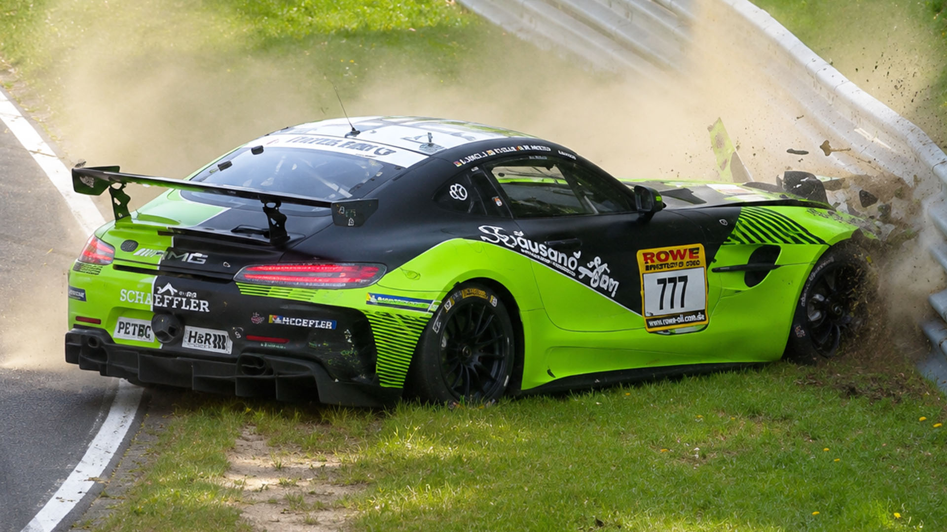 High-speed impact leaves AMG GT4 stranded against barrier
