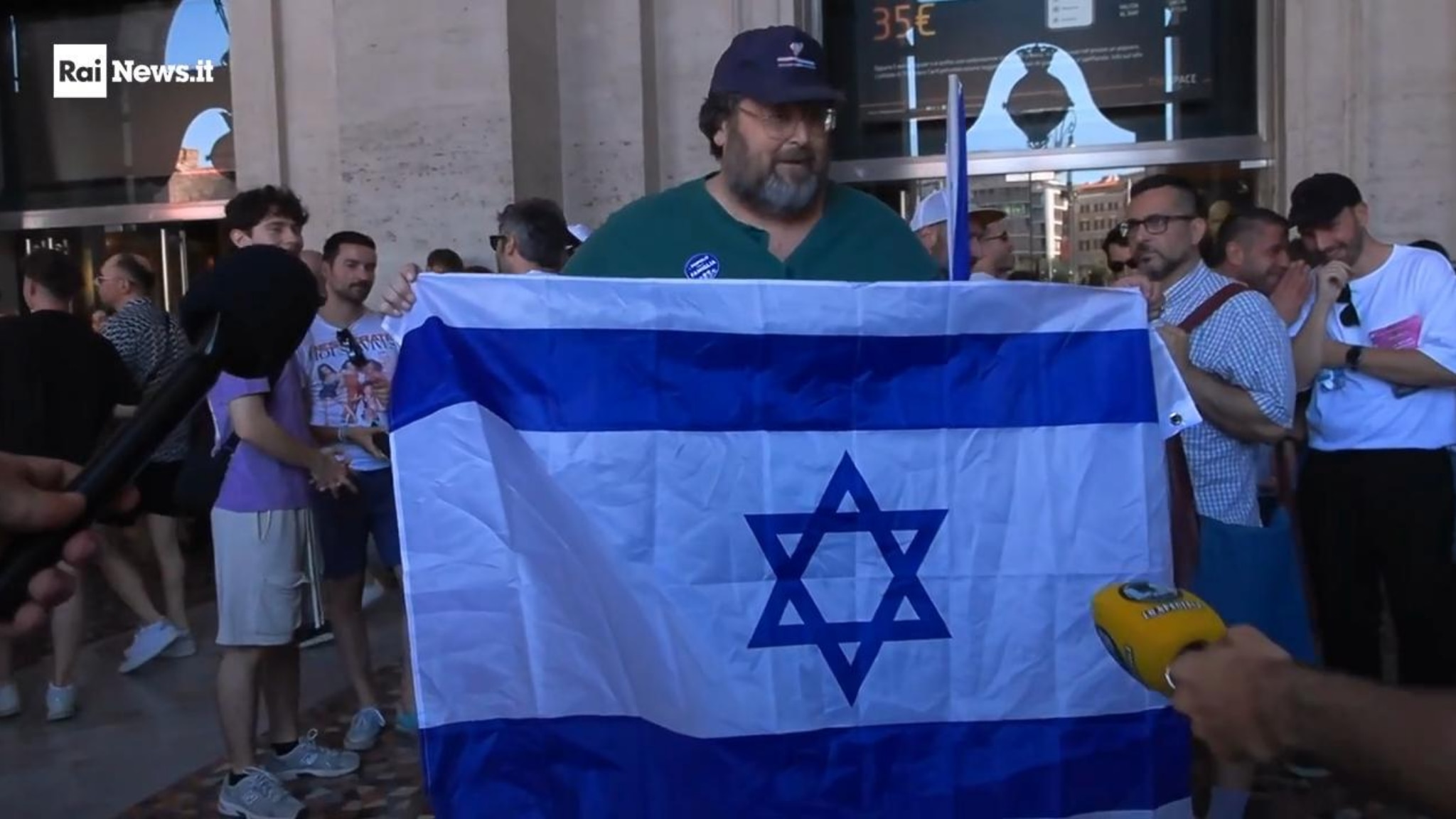 Tensione al Roma Pride, contestato Adinolfi con la bandiera d'Israele