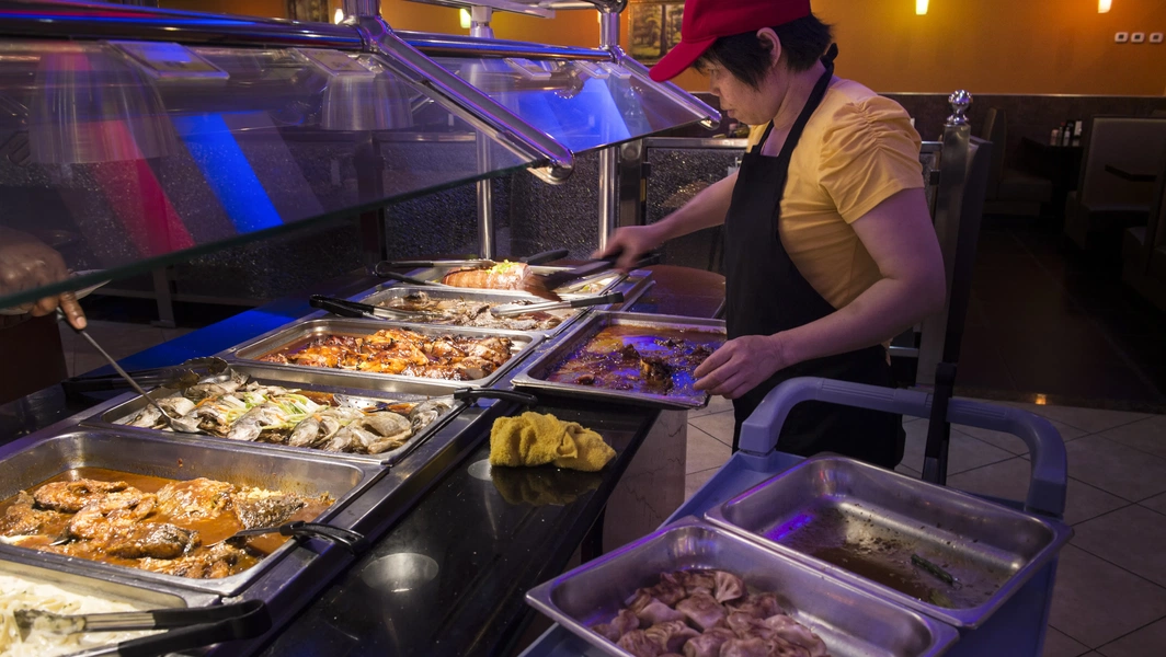 Smart strategies for safe and enjoyable buffet dining
