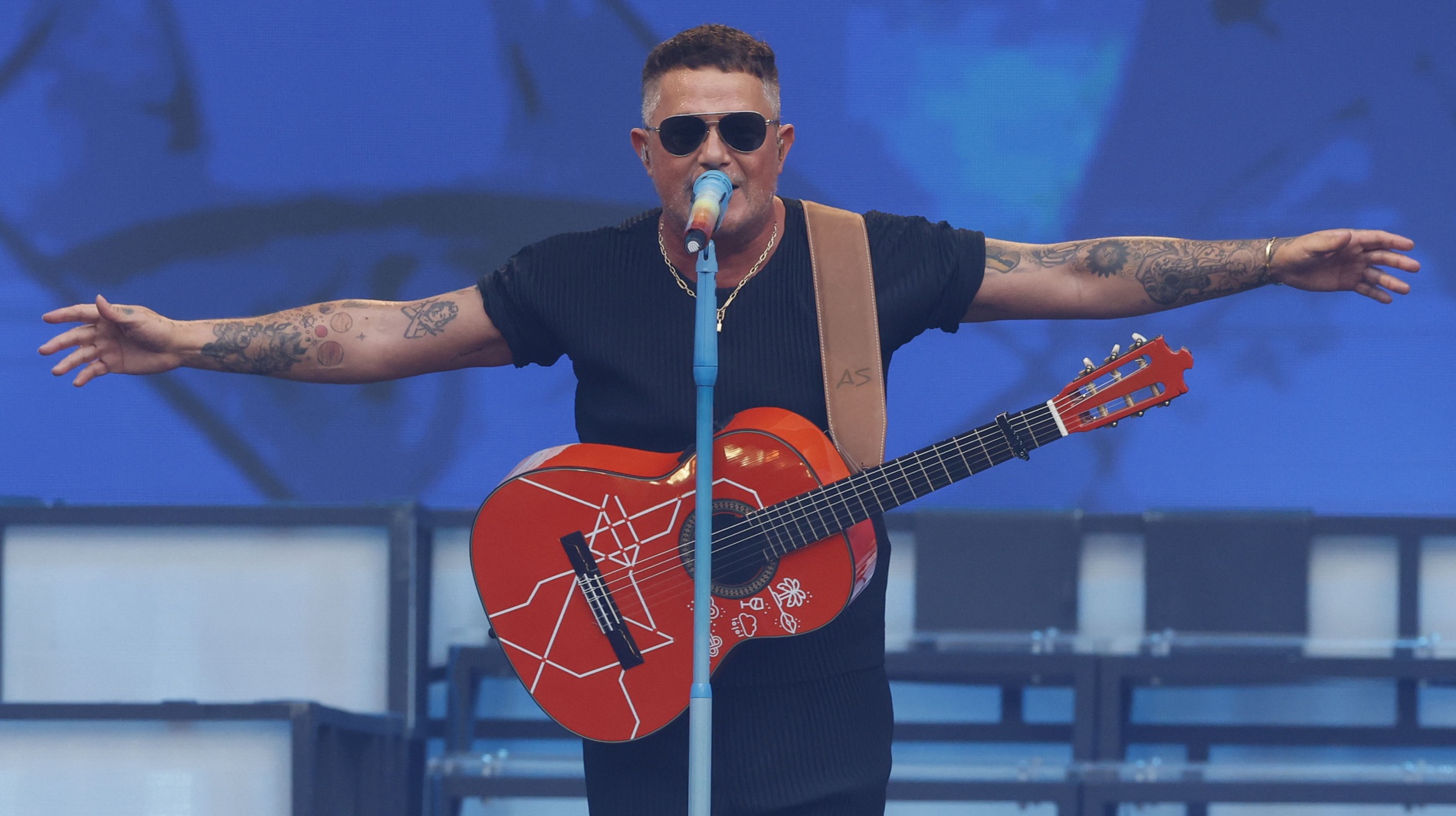 Un Alejandro Sanz emocionado agita en Madrid su bandera de las ...