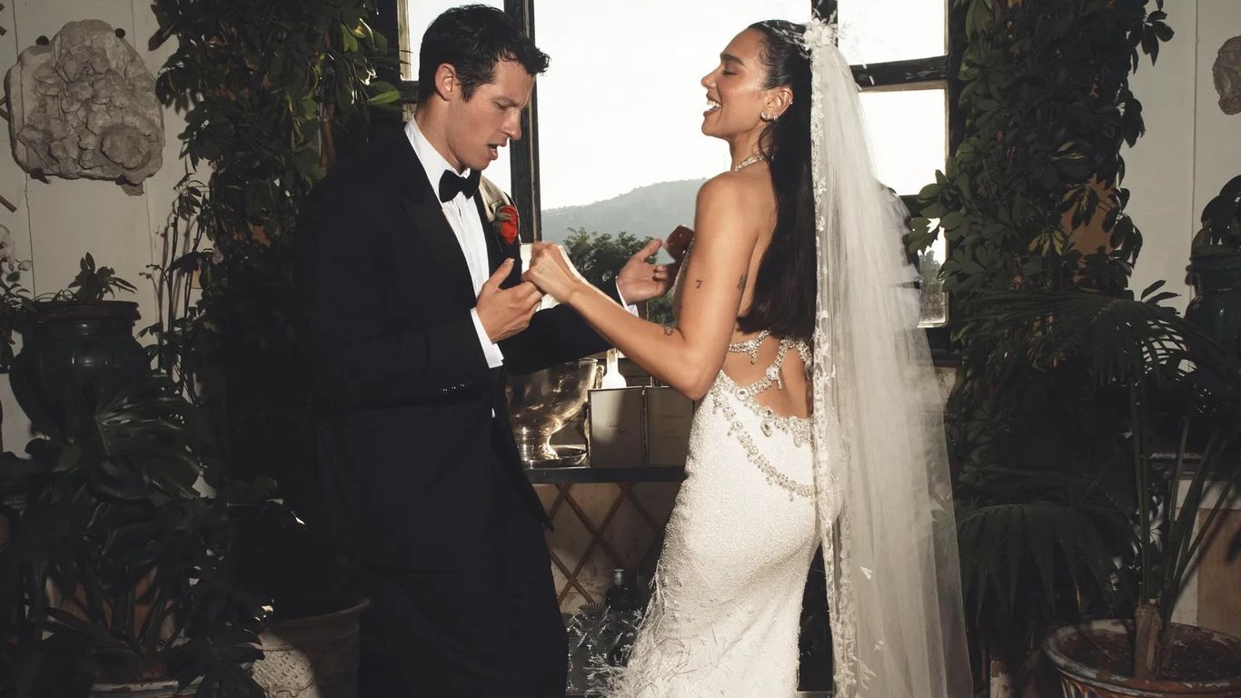480 000 perles, 25 000 plumes… Dua Lipa révèle la robe de mariée Chanel ...