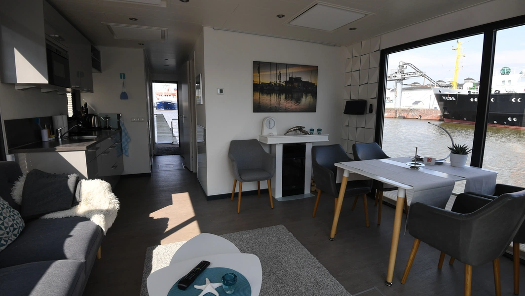 Living on a houseboat: Types, costs, and maintenance