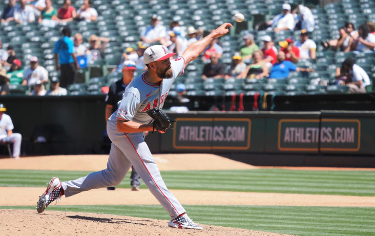 Royals sign Matt Moore to minors contract