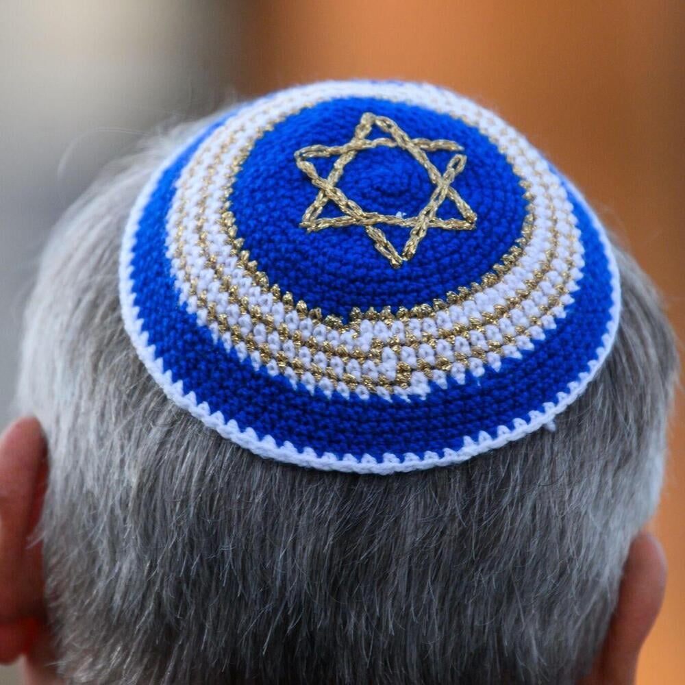 Mutmaßlich antisemitischer Angriff: Mann mit Kippa in Berlin ...