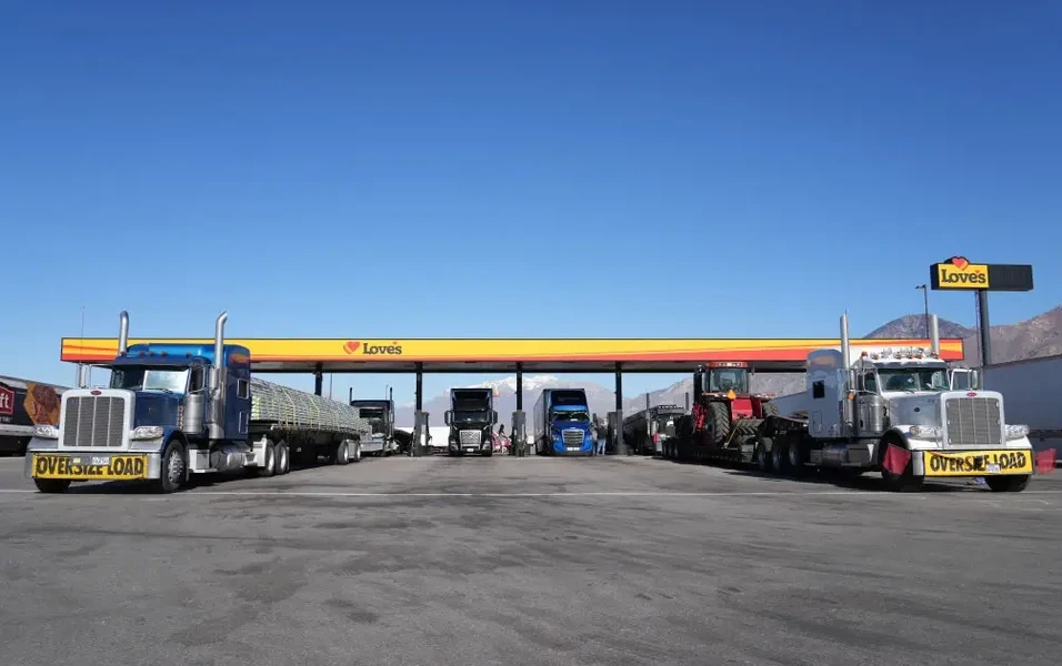 Old-school rigs face off with fuel-saving modern semis