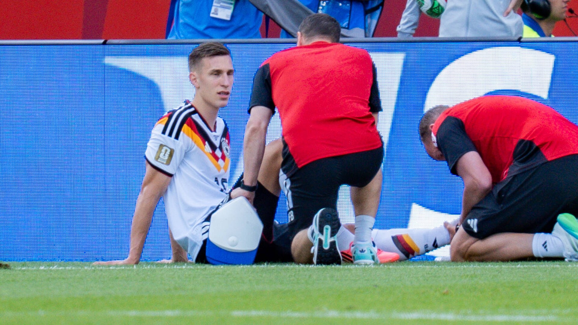Sorgen um Nico Schlotterbeck: DFB-Star muss gegen Elfenbeinküste ...