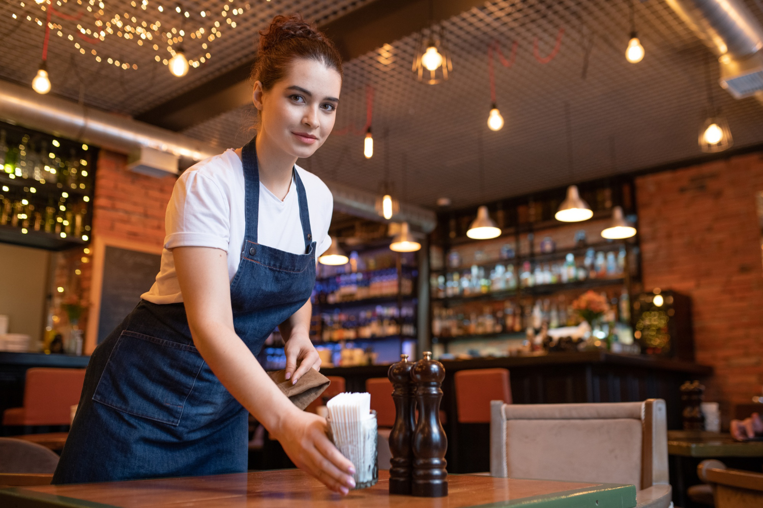 10 things your waiter notices about you the moment you sit down