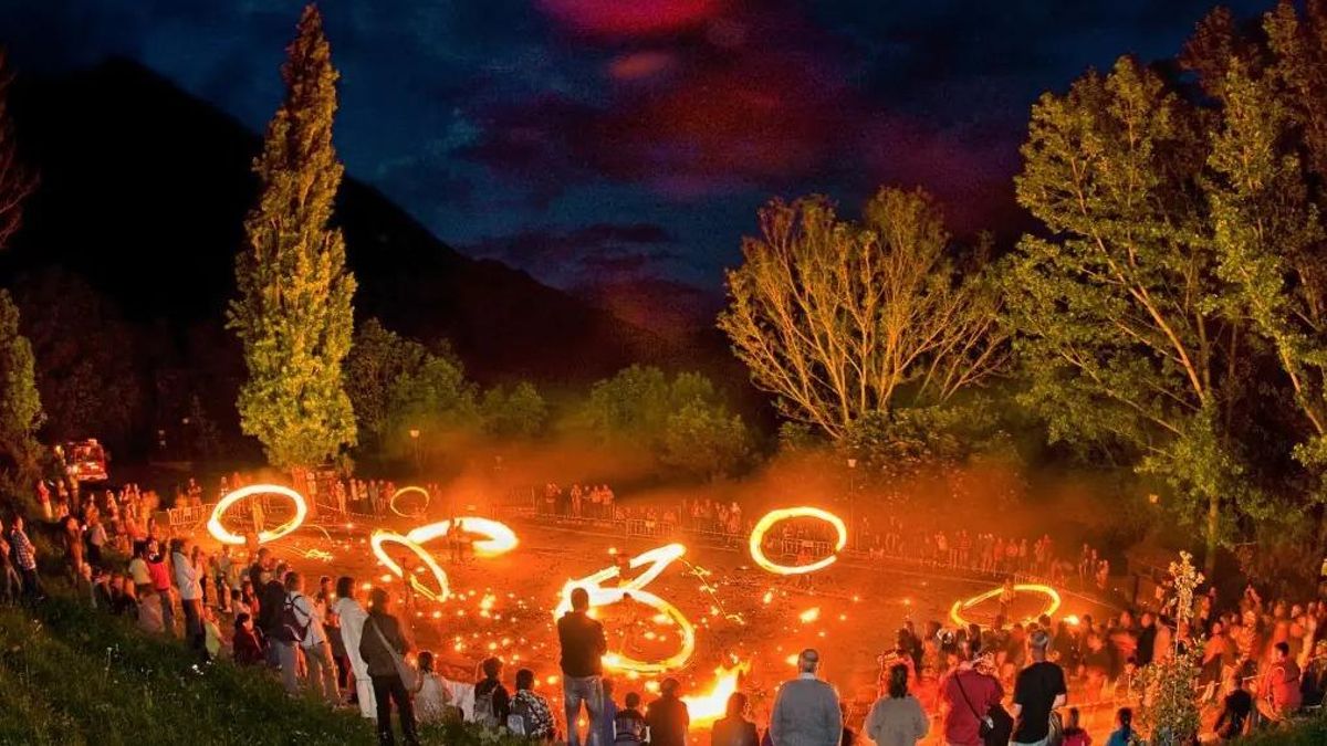 Un San Juan lejos de la playa: así son las fiestas del fuego que ...