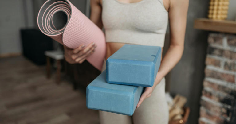 Exercices de Pilates avec une brique de yoga pour des abdos renforcés ...