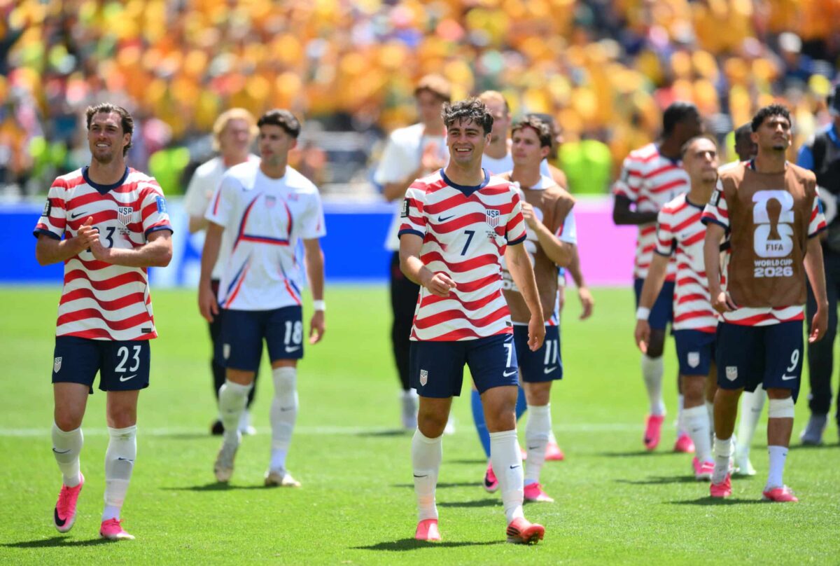 Legendary Seahawks running back at World Cup in Seattle (look)