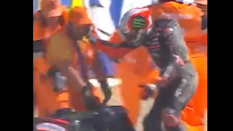 MotoGP: Bezzecchi shock a Brno, schiaffi all'addetto alla pista e ...