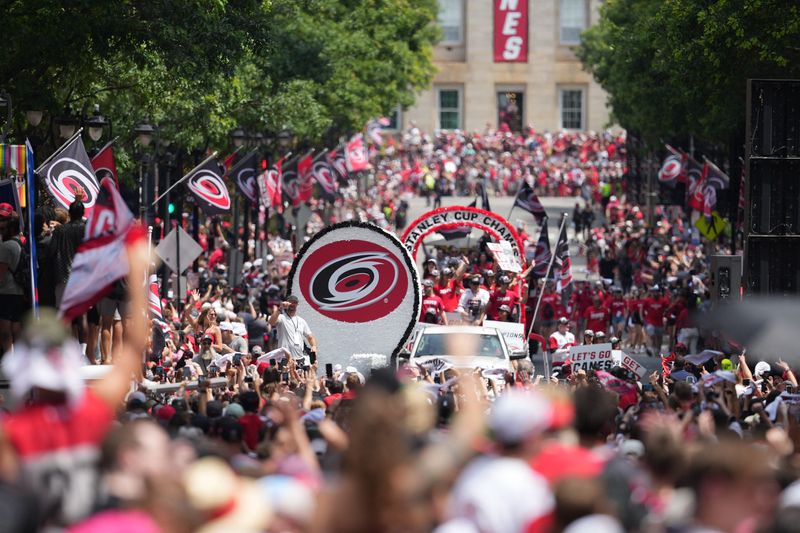 Canes' raucous Cup parade draws estimated 150,000 fans