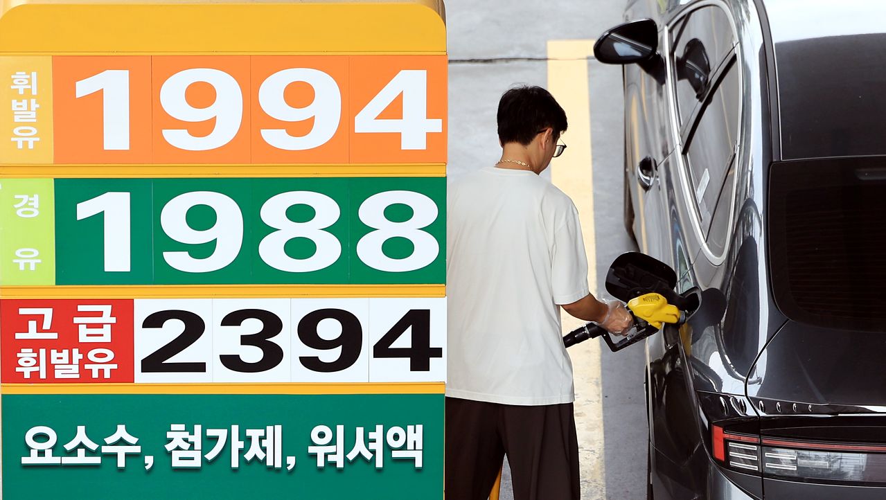 국제유가 30% 급락에도… 주유소 기름값 여전히 2000원대, 왜