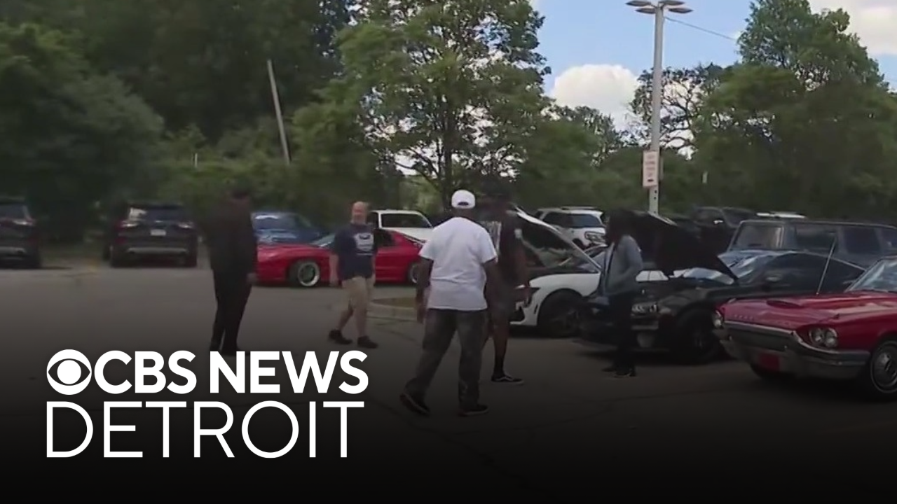 Detroit police show appreciation for fathers with cars and barbecue