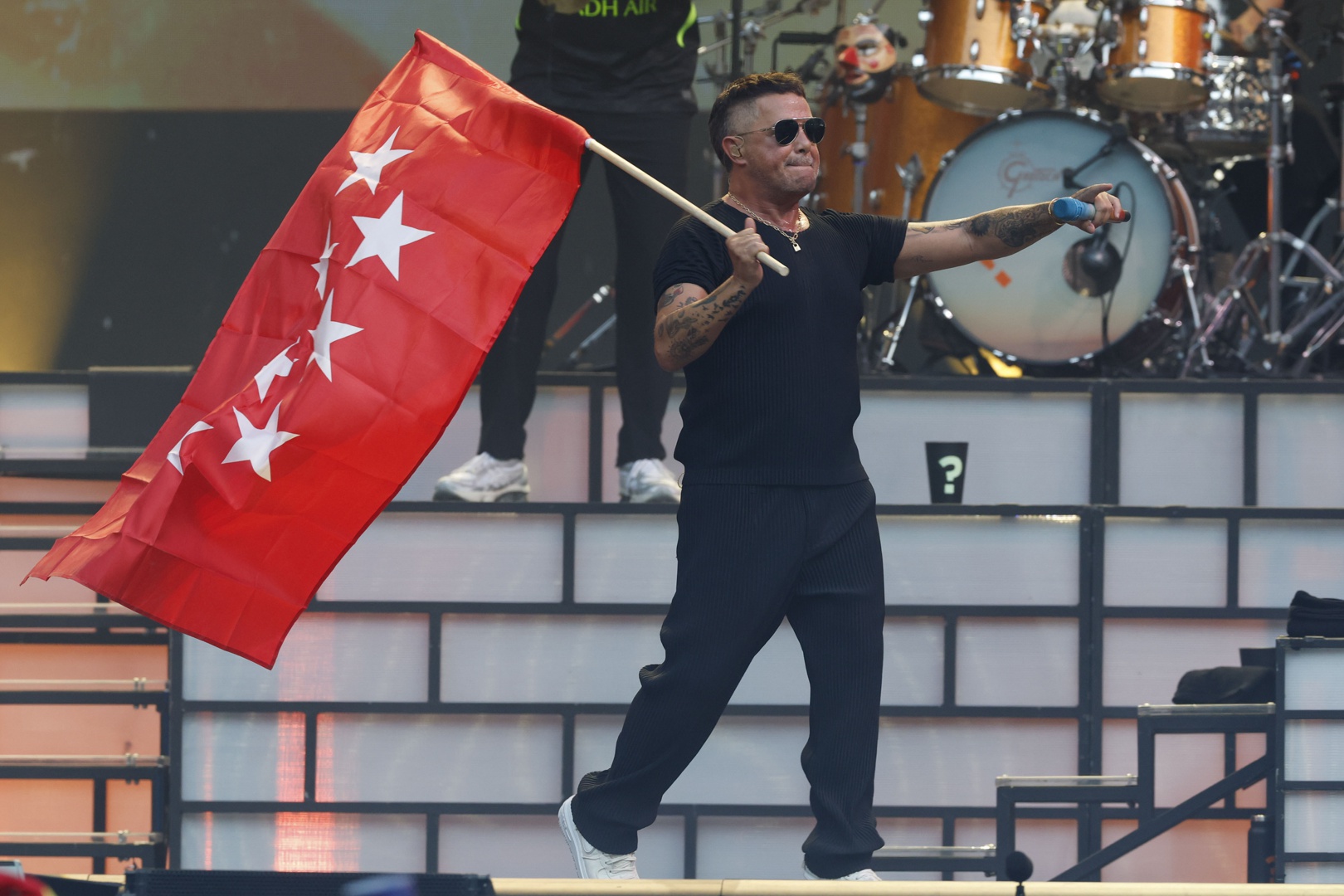 Un Alejandro Sanz emocionado agita en Madrid su bandera de las ...