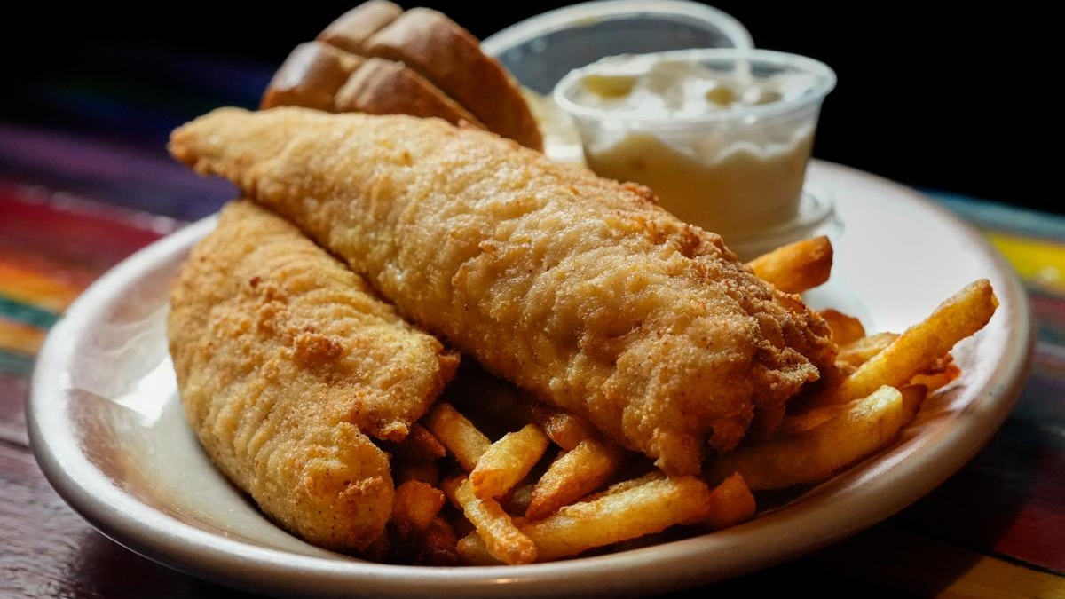 These Restaurant Chains Offer the Best Fried Fish Lunch Deals for Your ...