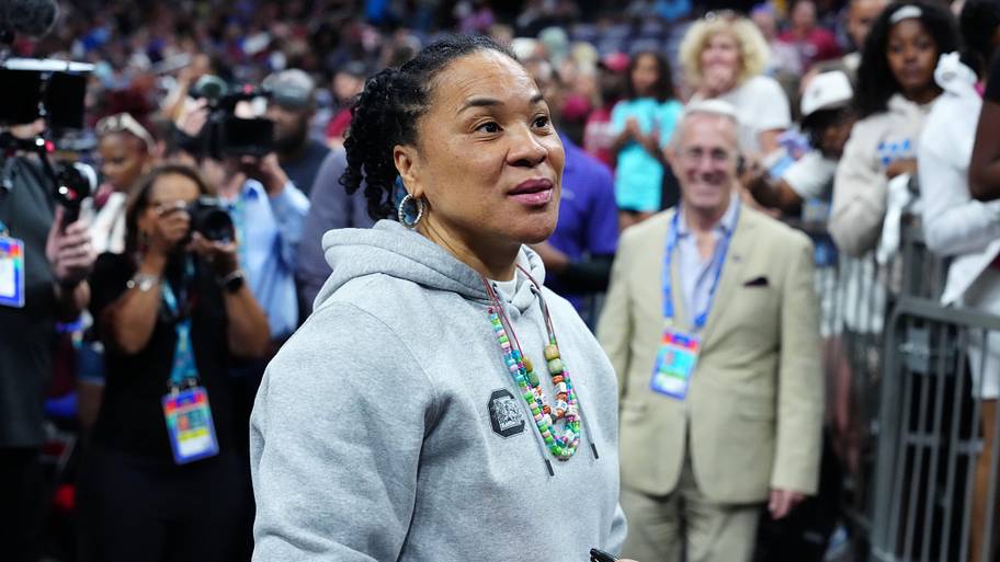 Dawn Staley gets standing ovation during Dream-Fever game, watches 7 ...
