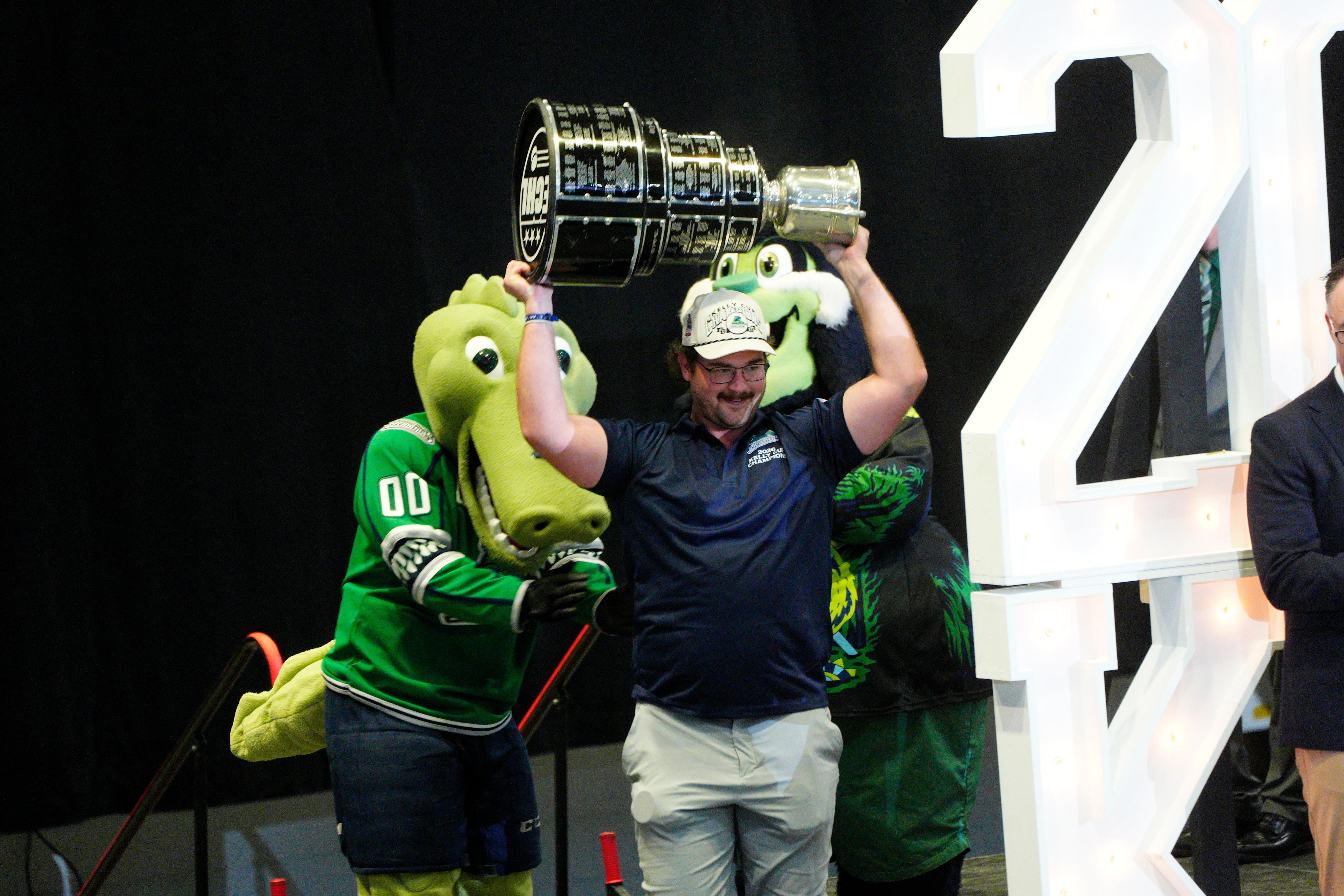 Everblades, fans celebrate franchise's fifth Kelly Cup at Hertz Arena