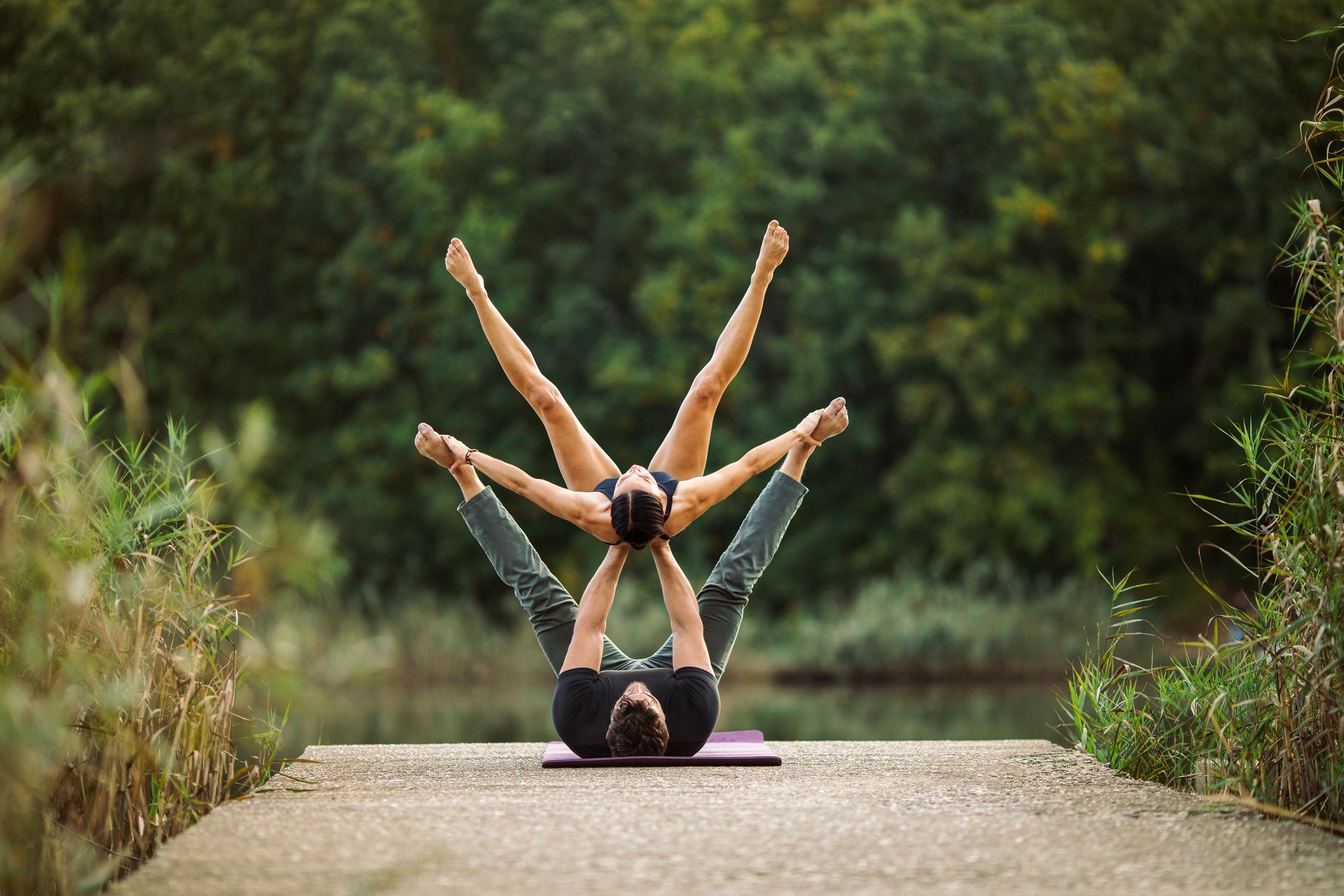 AcroYoga: cos’è e come funziona lo yoga acrobatico. Asana più in voga