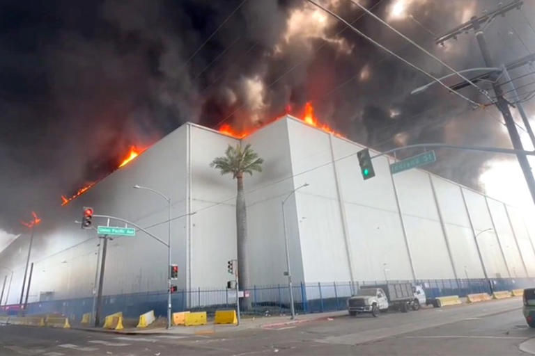 Fire department issues urgent warning as choking smoke from massive LA ...