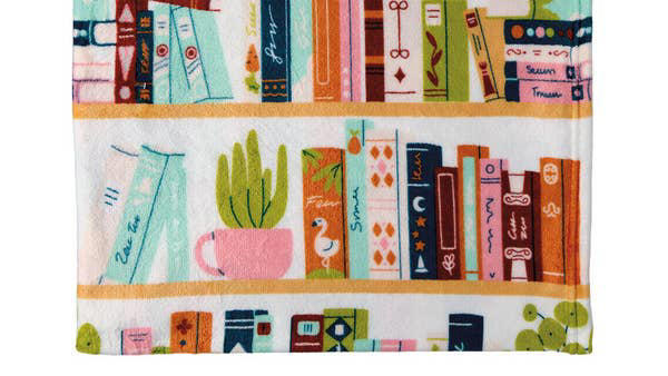 Aldi's $5 plush throw is perfect for curling up with a good book ...