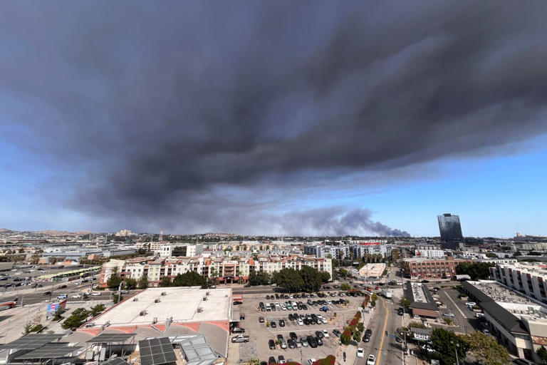 Fire department issues urgent warning as choking smoke from massive LA ...
