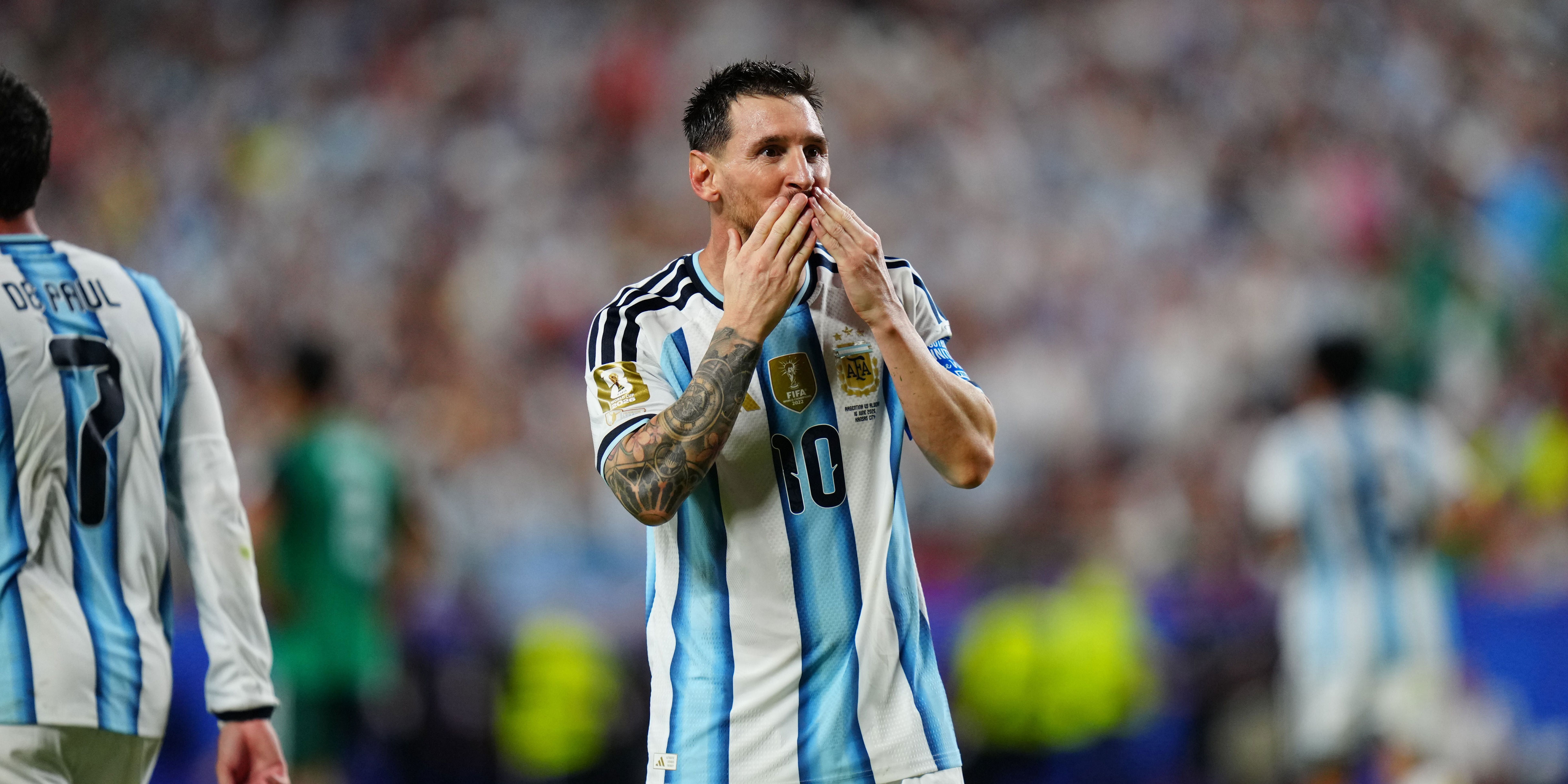 Hand vorm Mund! Darum sah Messi nicht rot