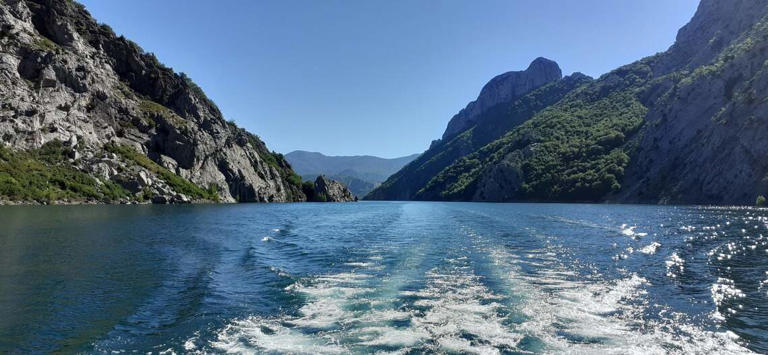 Entre los fiordos leoneses y la garganta más espectacular de los Picos ...