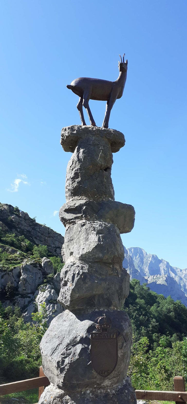 Entre los fiordos leoneses y la garganta más espectacular de los Picos ...