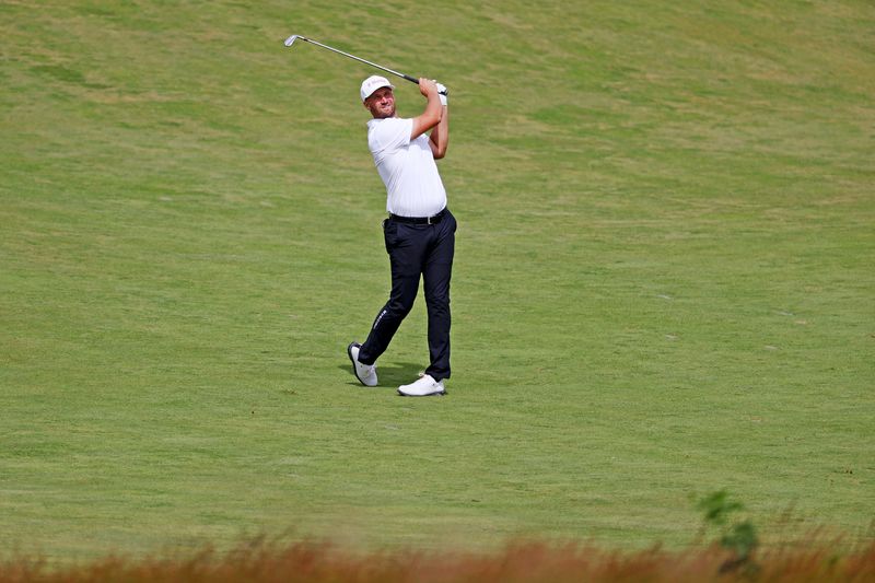 Golf-Clark builds six-stroke lead heading into US Open final round