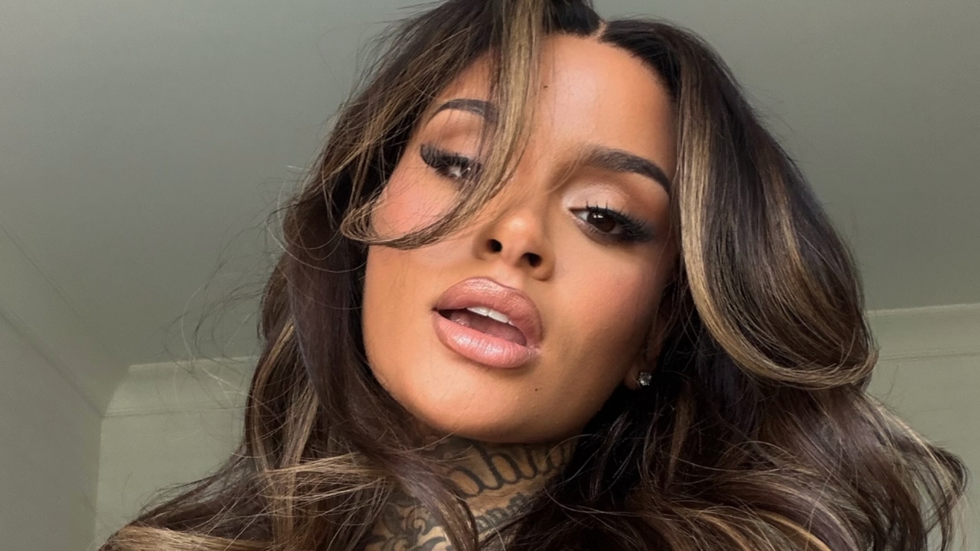 Med sin outfit med "rippad effekt" gör Kehlani succé i öknen