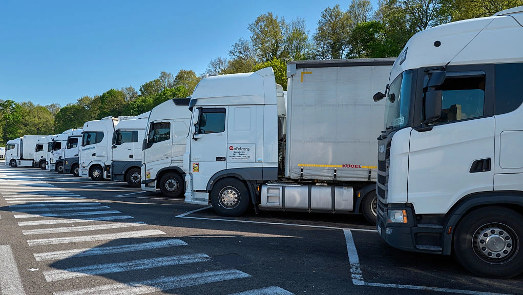 Old-school rigs face off with fuel-saving modern semis