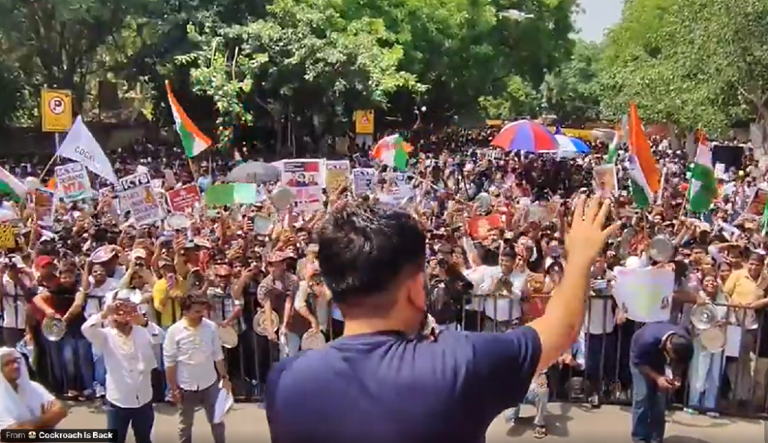 Delhi Police Tries to Evict CJP Protest, It Continues Without Water ...