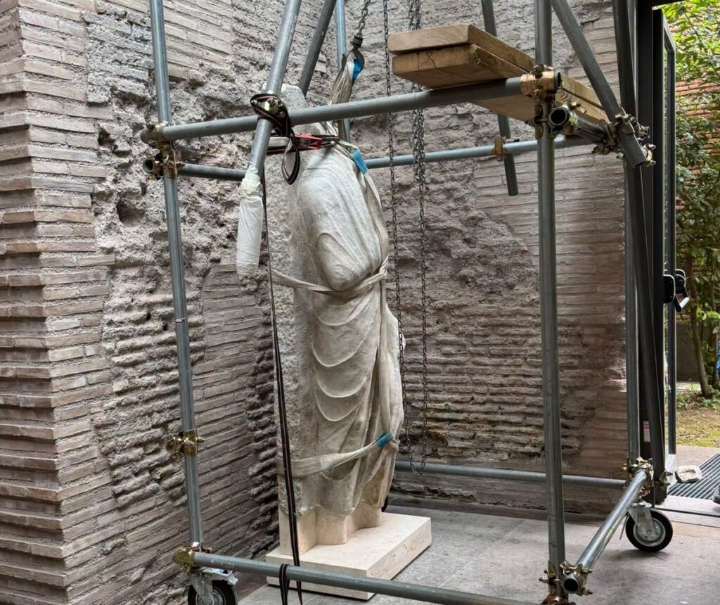 La statua rubata nel 2013 torna finalmente a casa sull’Appia Antica